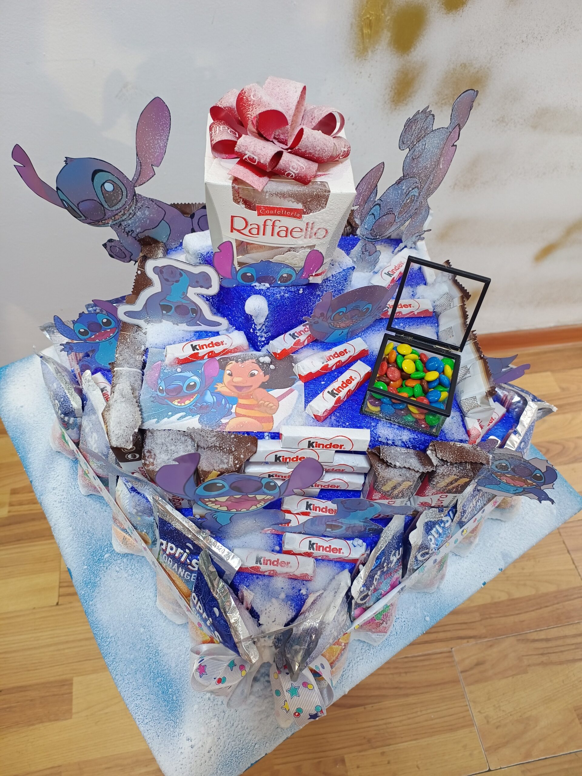 Tort din dulciuri Stitch – Floraria iFlori-by Pack Your Love